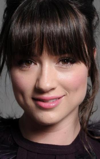 Crystal Reed : Une actrice talentueuse avec une présence éclatante à l ...